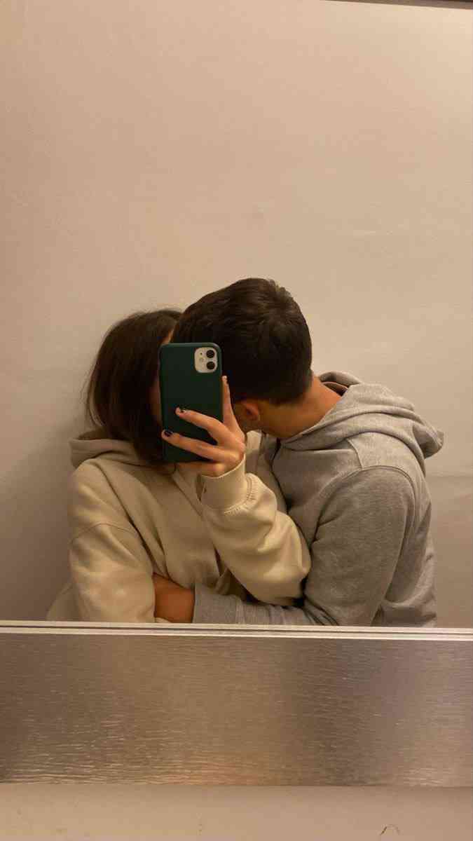Couples Pose - MirrorLog.com